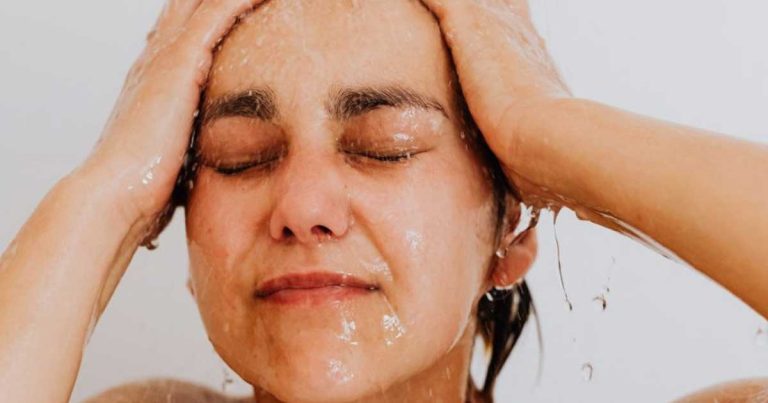 ¿por Qué No Debes Lavarte La Cara En La Ducha